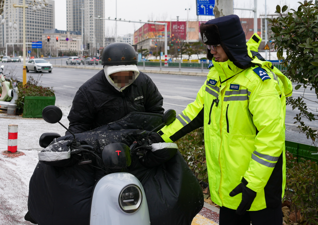 【冬季守护】雪落无声，烟台“警”色有温！ 烟台交警 烟海e家